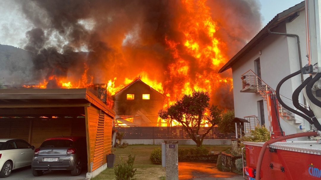 Important incendie à Monthey: 2 pompiers légèrement blessés Important incendie à Monthey: 2 pompiers légèrement blessés